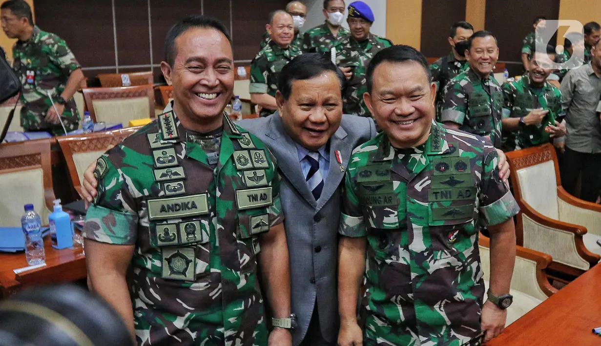 Momen Prabowo Rangkul Jenderal Dudung dan Panglima TNI Andika Perkasa di Hadapan Komisi I DPR ...