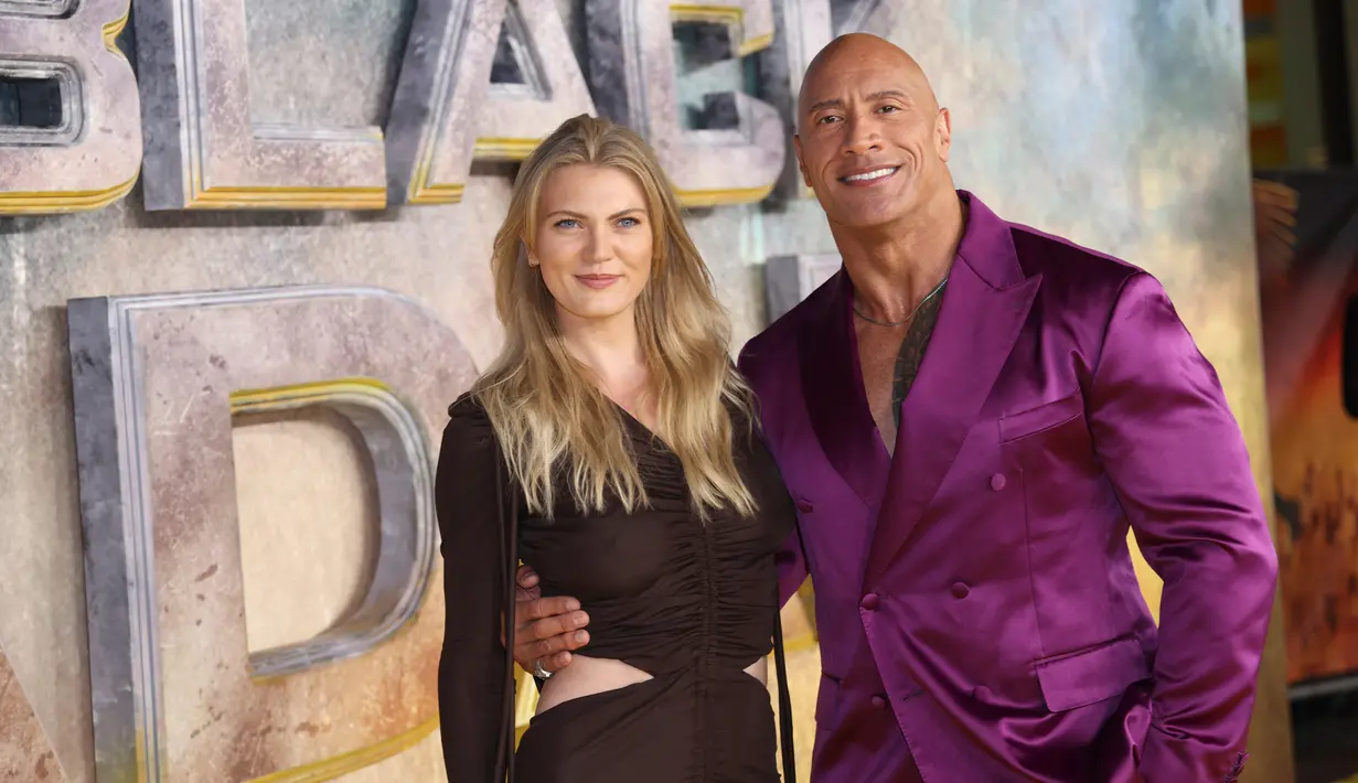 Dwayne Johnson Tampil Nyentrik Pakai Tuksedo Satin Ungu di Pemutaran ...