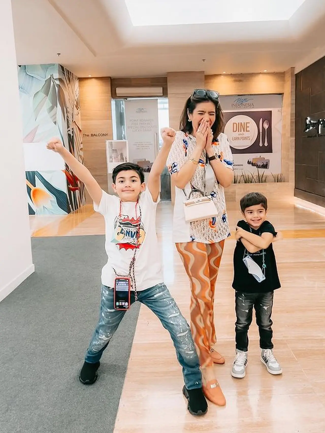 10 Potret Carissa Putri dan Dua Anaknya yang Super Ganteng, Netizen ...