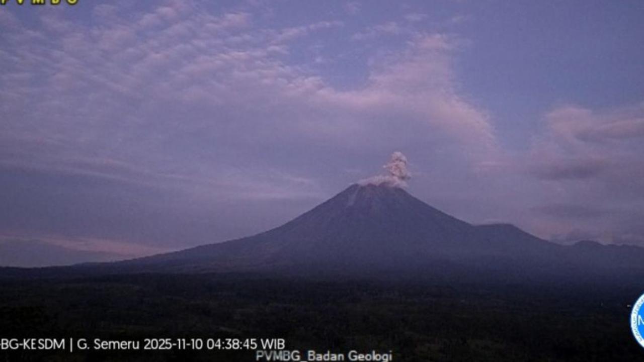Gunung Semeru Kembali Erupsi Senin Pagi 10 November 2025, Tinggi ...