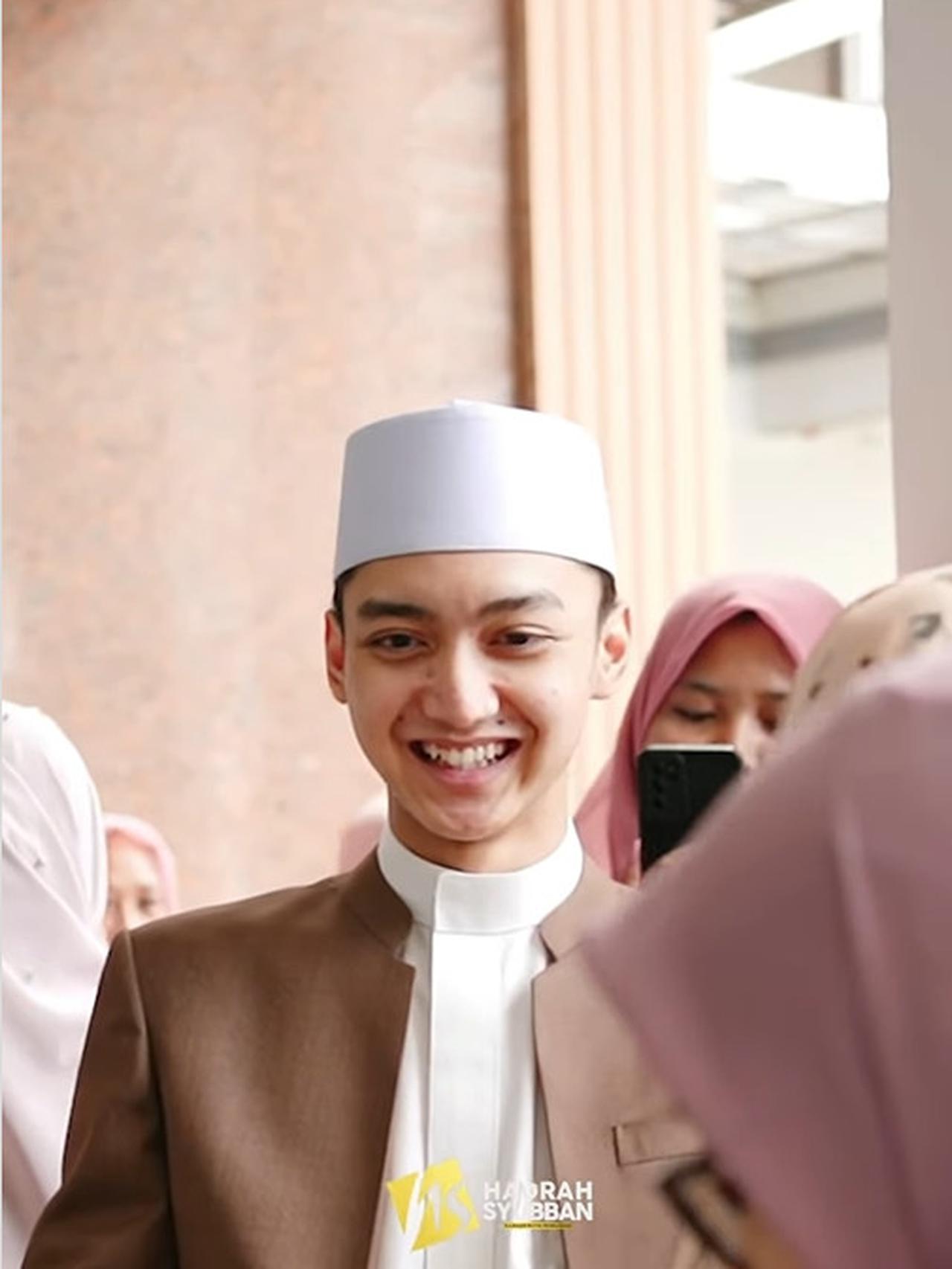 Mengungkap Profil Gus Azmi: Vokalis Syubbanul Muslimin yang Multitalenta