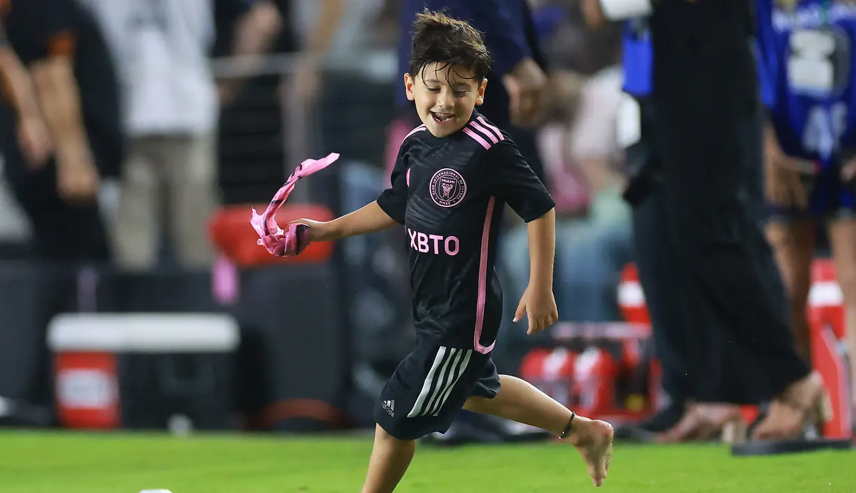 Foto: Tingkah Usil Anak Lionel Messi dan Sergio Busquets, Menciprat Air ...