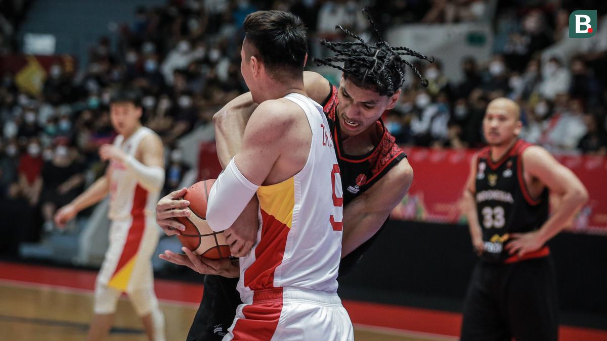 Foto: Momen Panas Saat Zhai Xiaochuan Ogah Berikan Bola ke Derrick ...