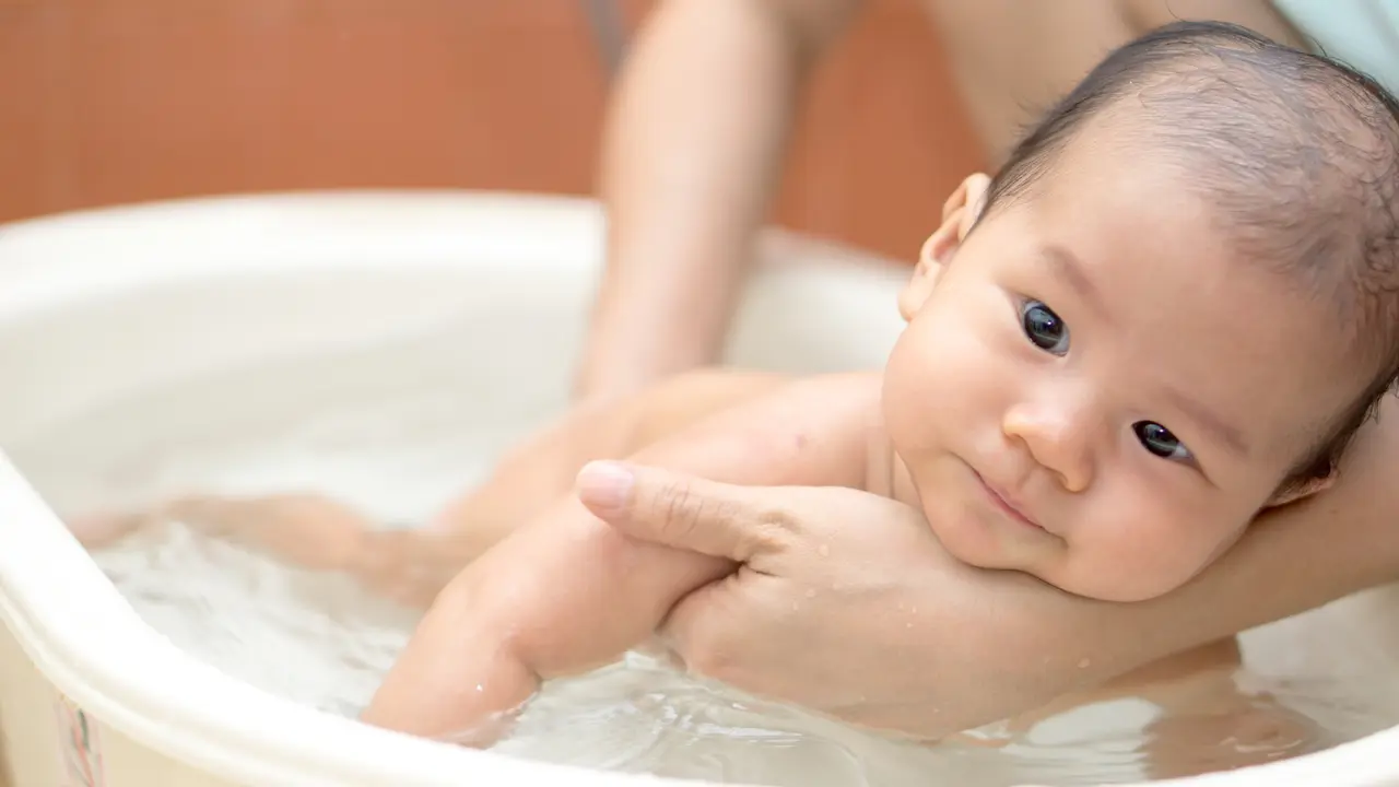 9 Cara Mengatasi Perut Kembung Pada Bayi yang Aman dan Efektif, Ibu ...