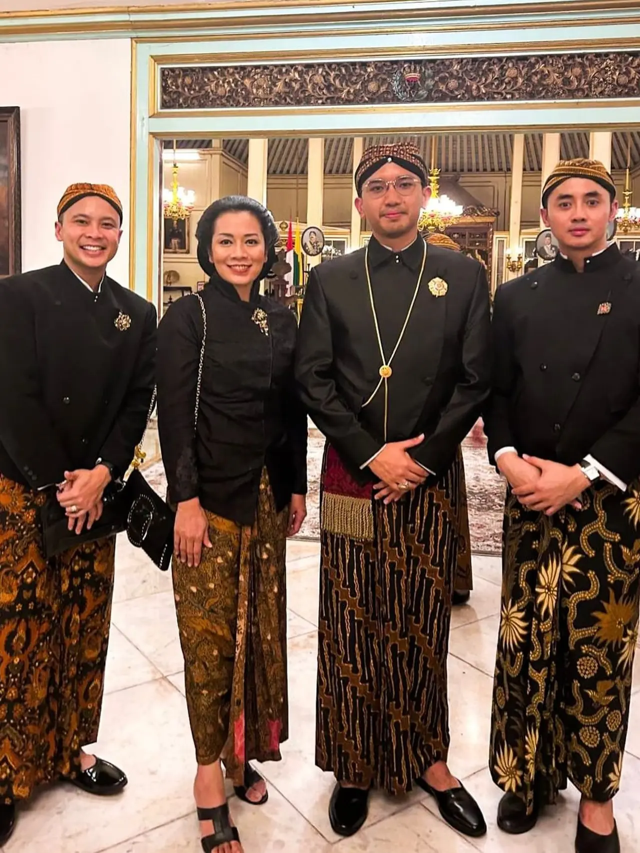 6 Potret Dewi Lestari di Puro Mangkunegaran Tampil Kasual hingga ...