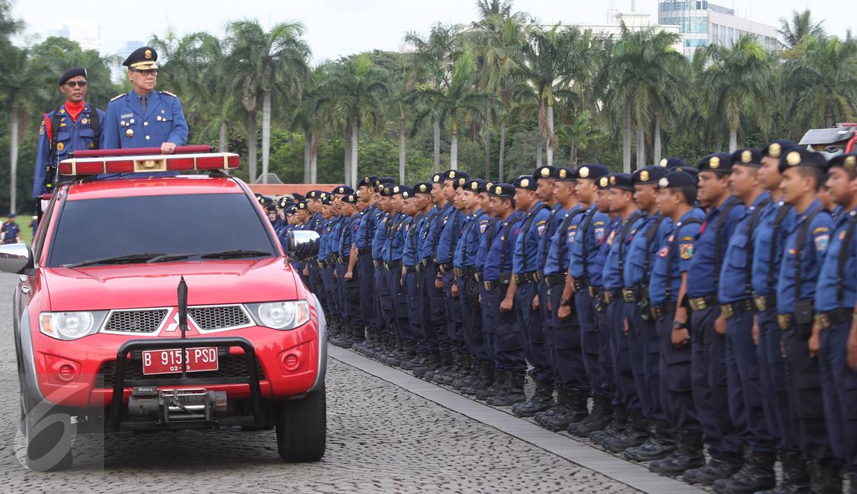Melihat Ketangkasan Petugas Damkar Selamatkan Korban Kebakaran di Monas ...