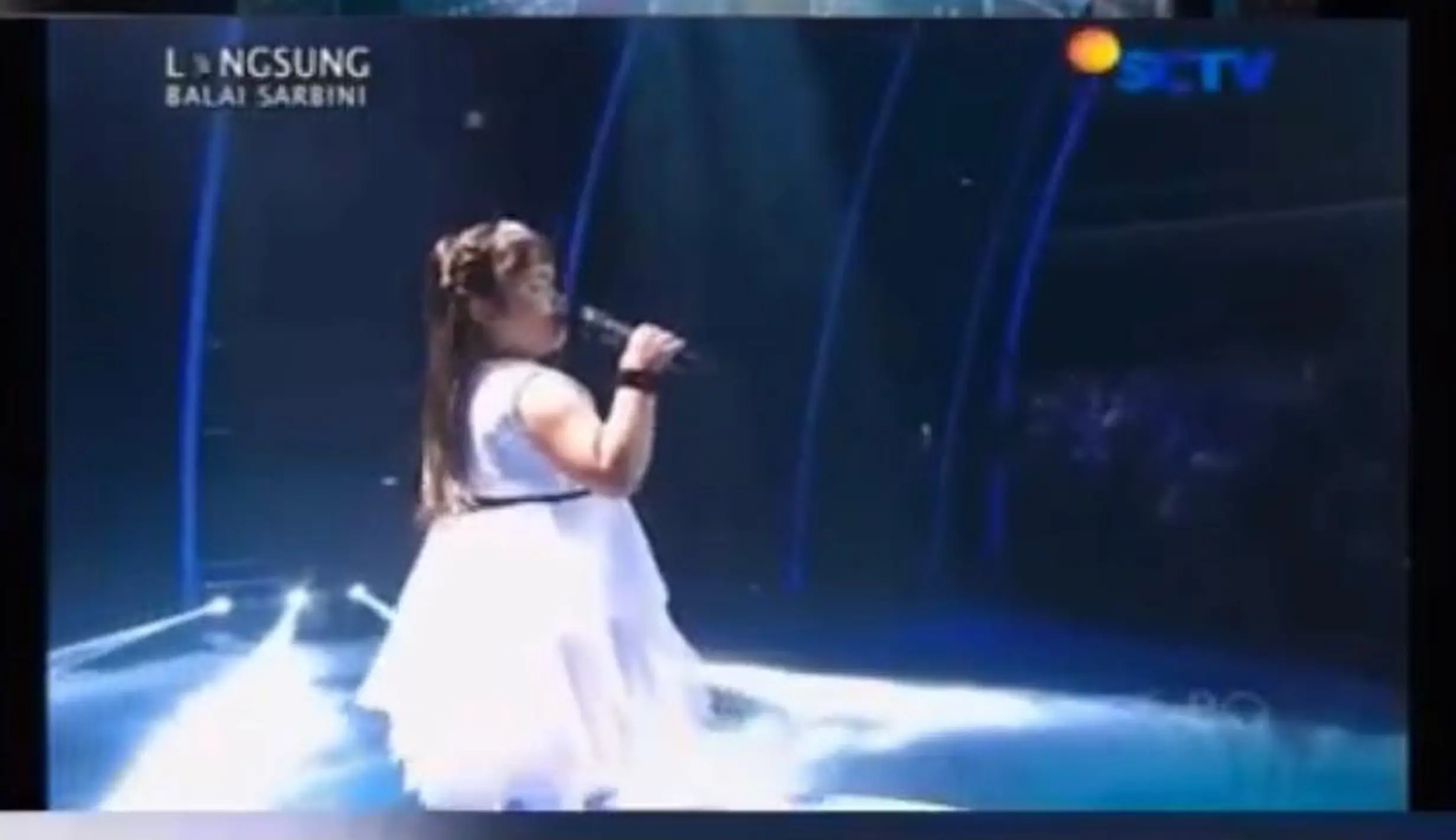 10 Potret Gaya Putri Ariani, Penyanyi Tunanetra Jogja yang Sukses Raih Golden Buzzer America’s ...