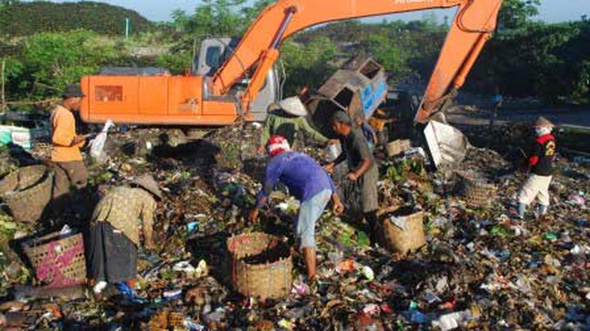 Para pengais sampah mencari sampah anorganik yang bisa didaur ulang di ...