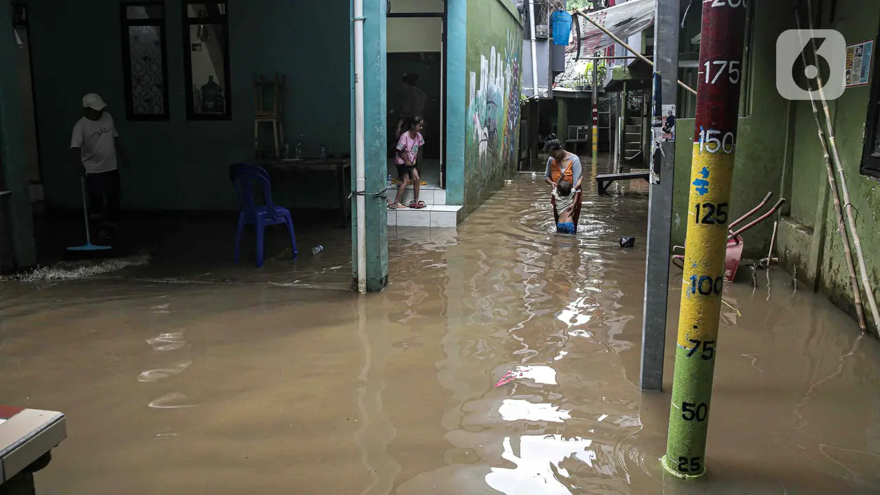 Ciliwung Meluap, 10 RT di Kampung Melayu Terendam Banjir hingga 2,5 Meter - News Liputan6.com