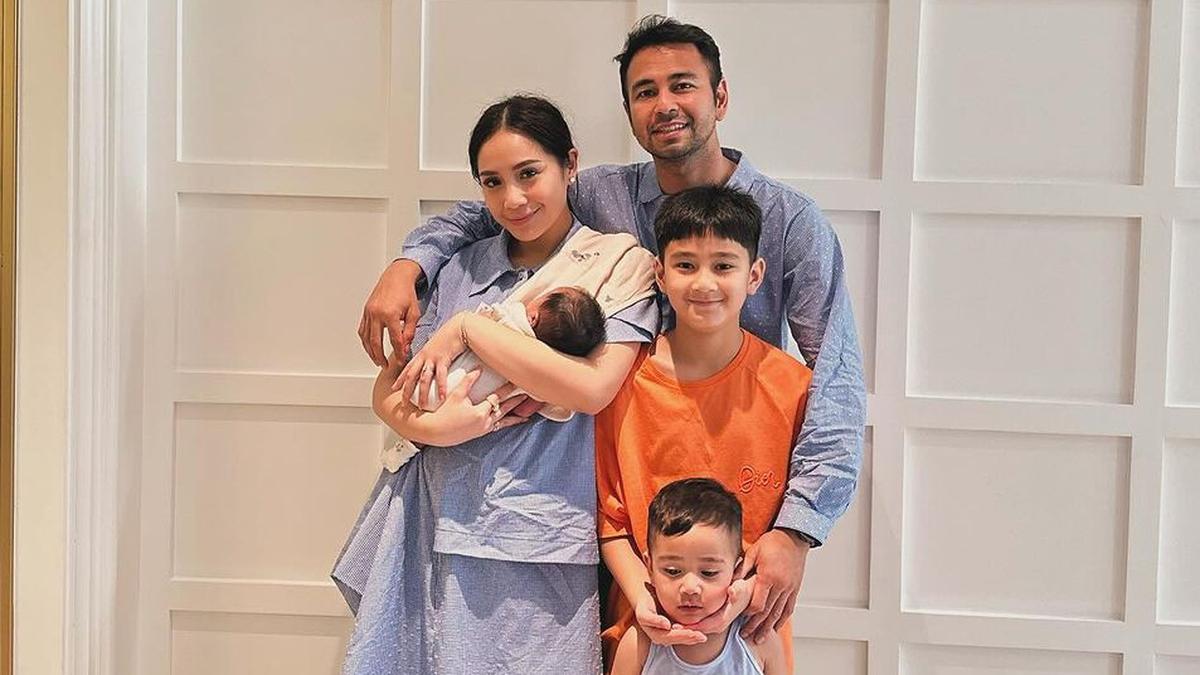6 Gaya Penuh Kasih Keluarga Raffi Ahmad dan Nagita Slavina Perkenalkan Baby Lily - Photo Fimela.com