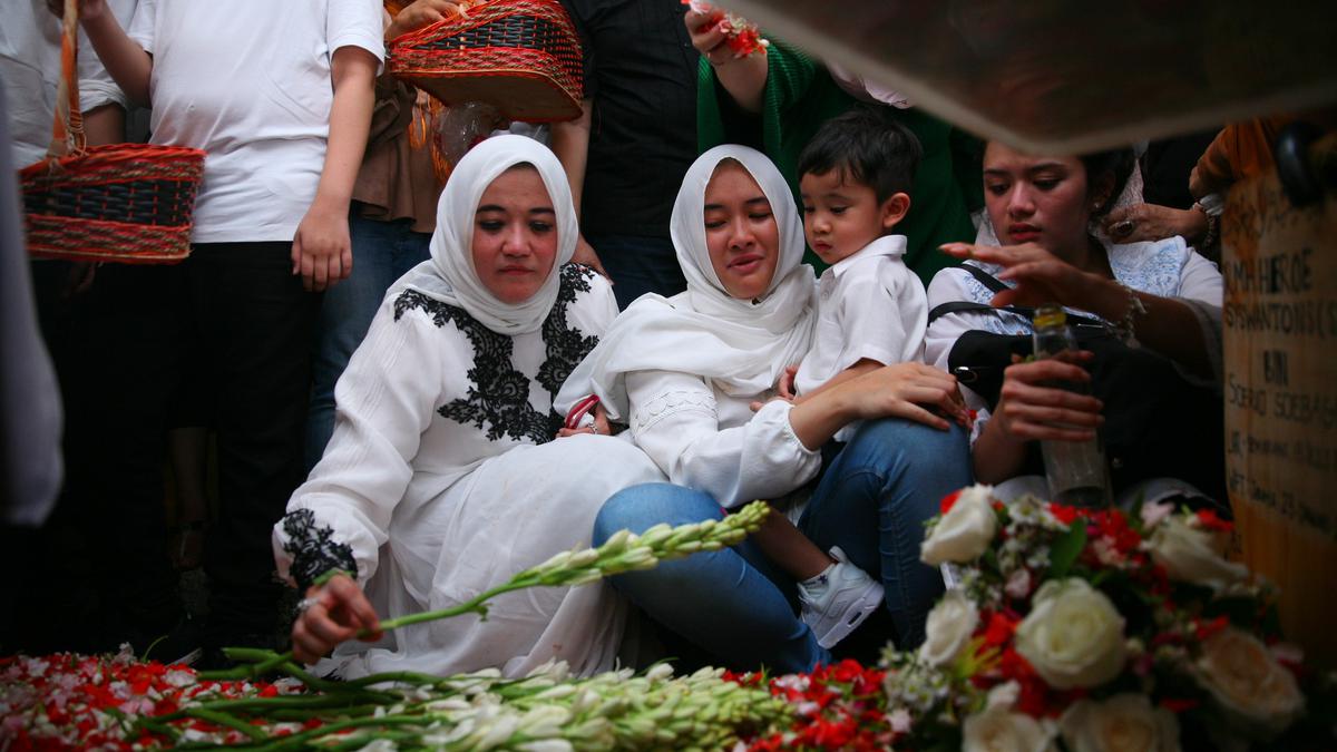 Air Mata Warnai Tabur Bunga Pemakaman Sys Ns