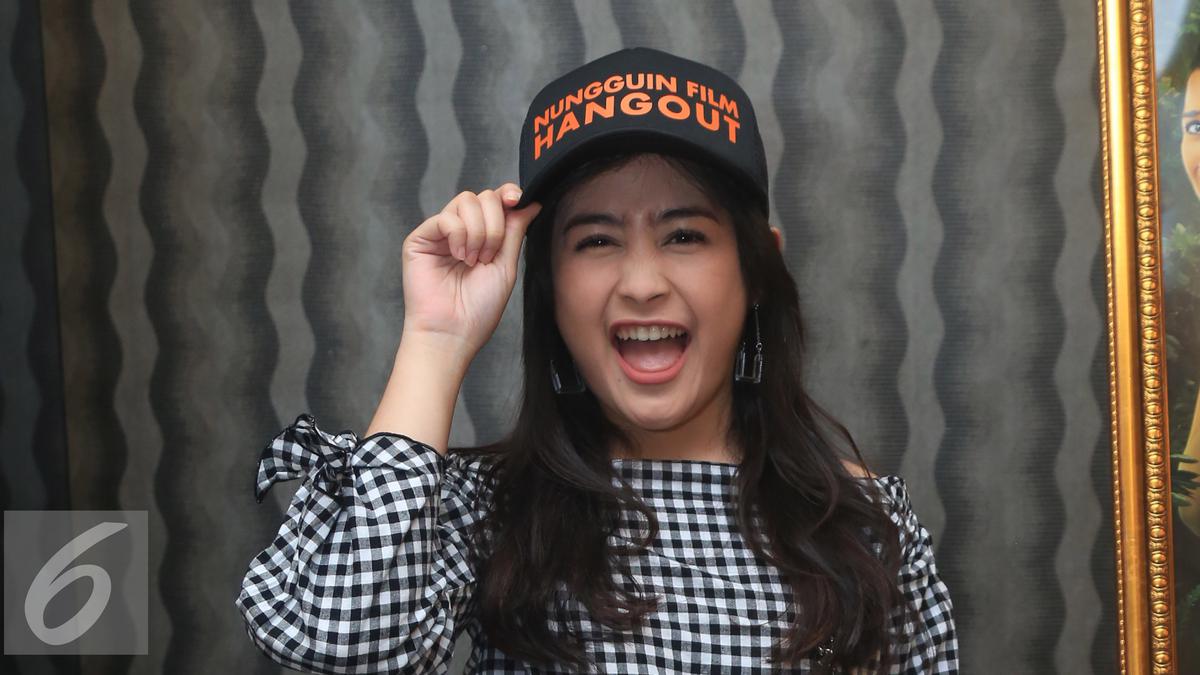 Main Film Hangout, Prilly Latuconsina Rela Jalan Kaki Berjam-jam ...