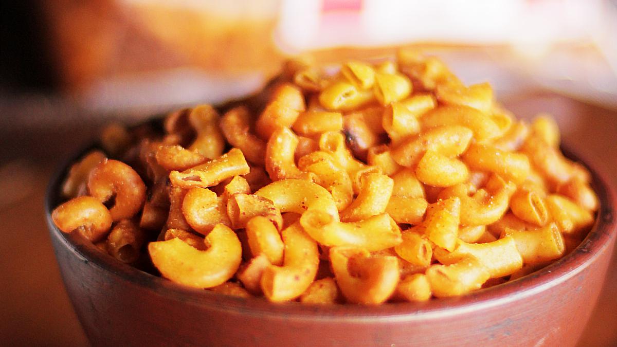 4 Tips Menggoreng Makaroni Renyah dan Anti Melempem - Food Fimela.com