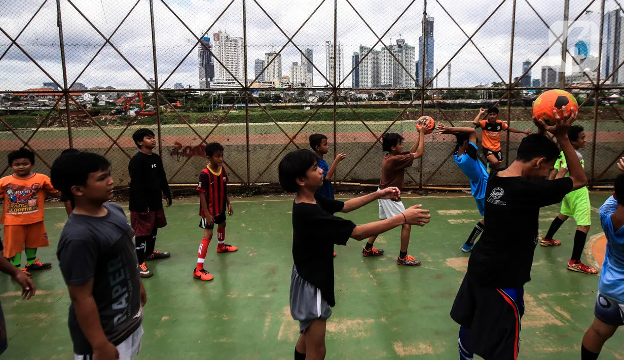 FOTO: Keceriaan Anak-Anak Berlatih Sepak Bola di Pinggiran Kanal Banjir ...