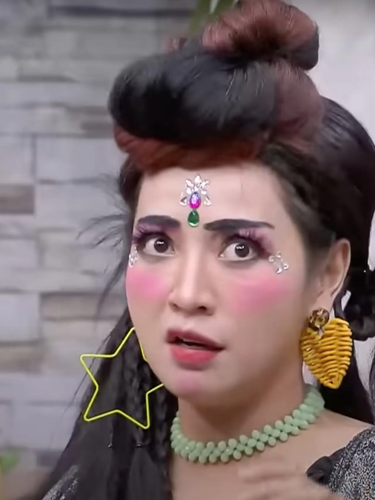 6 Potret Hesti Purwadinata Cosplay Jadi Dewi Perssik Nyanyi Gudang Gula Jaya, Viral Banjir ...