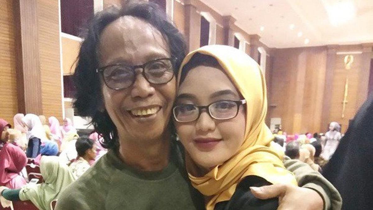 Hijab ala Tia Septiana Anak Mandra, Simpel tapi Tetap Fashionable ...