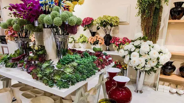 Desain Toko Bunga Serba Putih Bernuansa Klasik Kontemporer yang Cantik ...