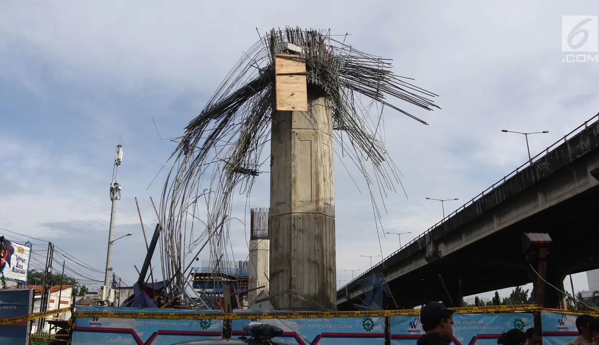 FOTO: Kondisi Tiang Girder Tol Becakayu yang Ambruk - Foto Liputan6.com
