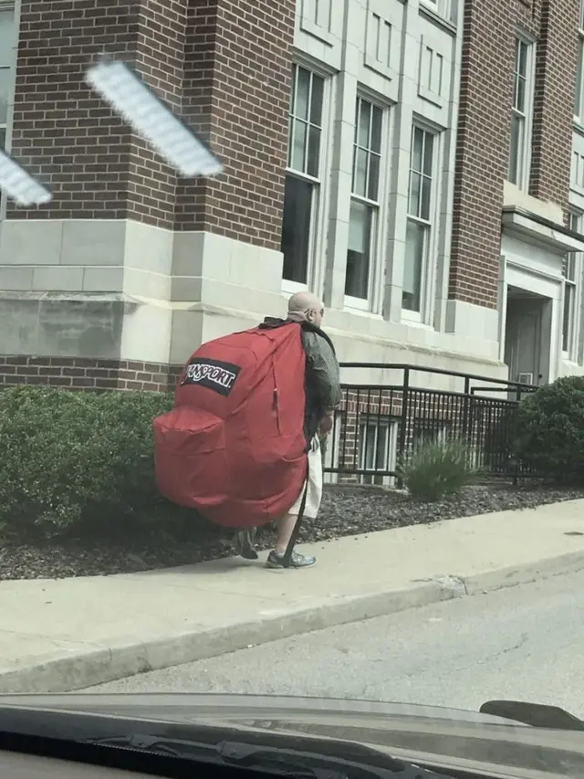 6 Tas Ukuran Raksasa Ini Nyeleneh, Netizen: Muat Harapan Orang Tua ...