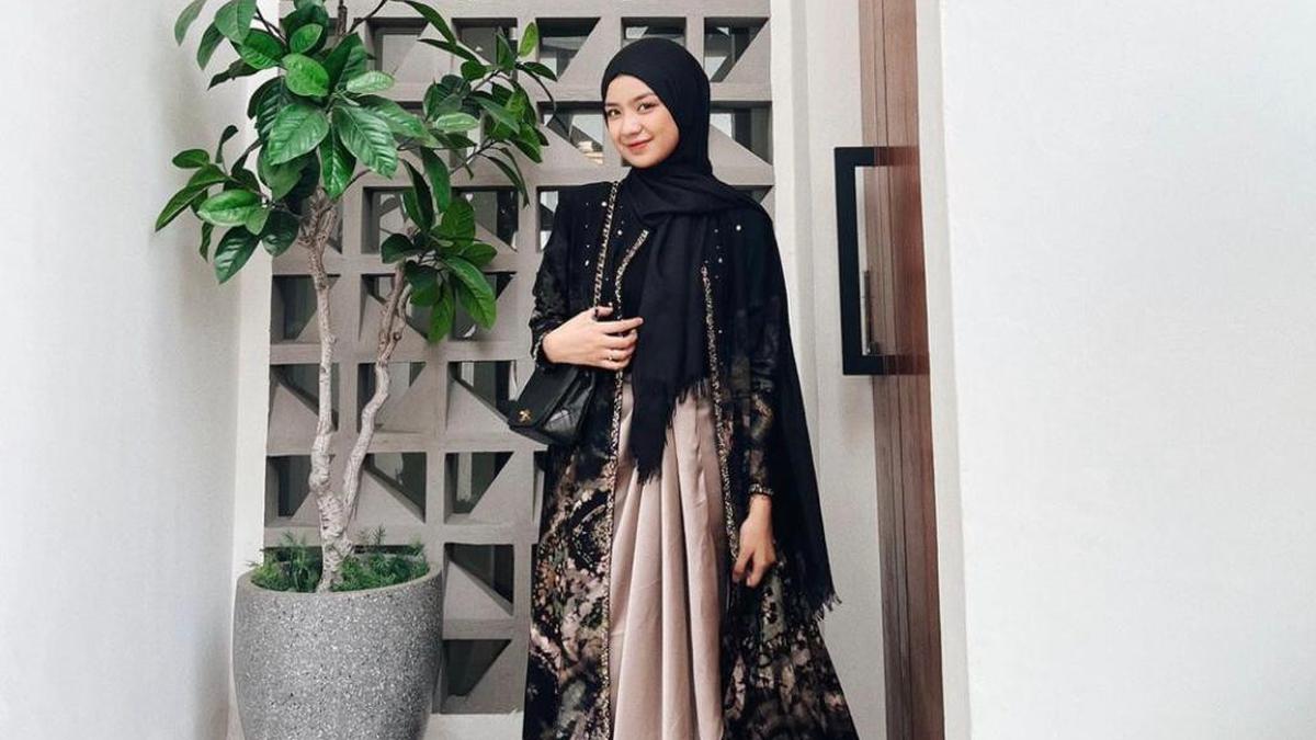 Inspirasi Model Hijab yang Cocok Dikenakan Saat Wisuda, dari Nashwa ...