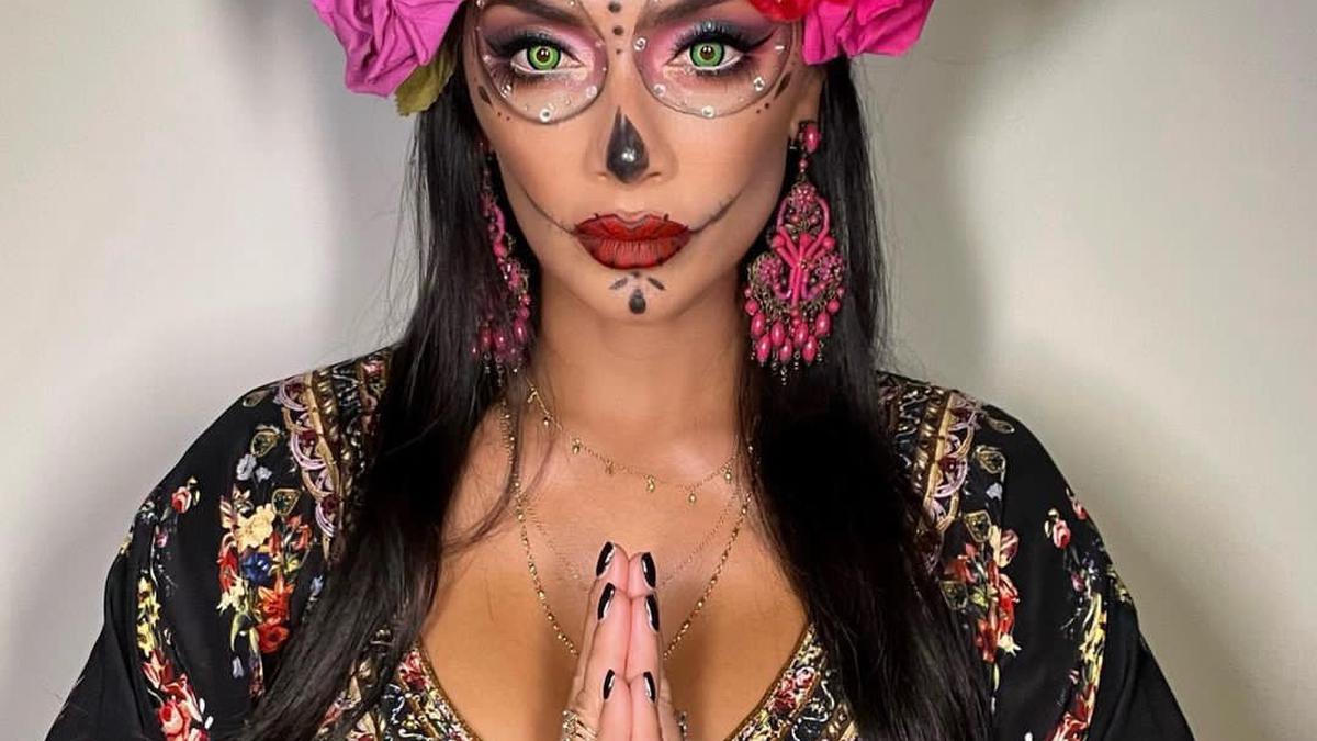 Tampilan Nicole Scherzinger Pakai Headpiece Dodok Bunga Khas Indonesia ...