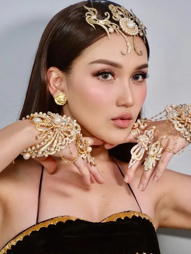 7 Potret Ayu Ting Ting Bertabur Perhiasan Emas, Tampil Elegan Bak Putri Raja - Hot Liputan6.com