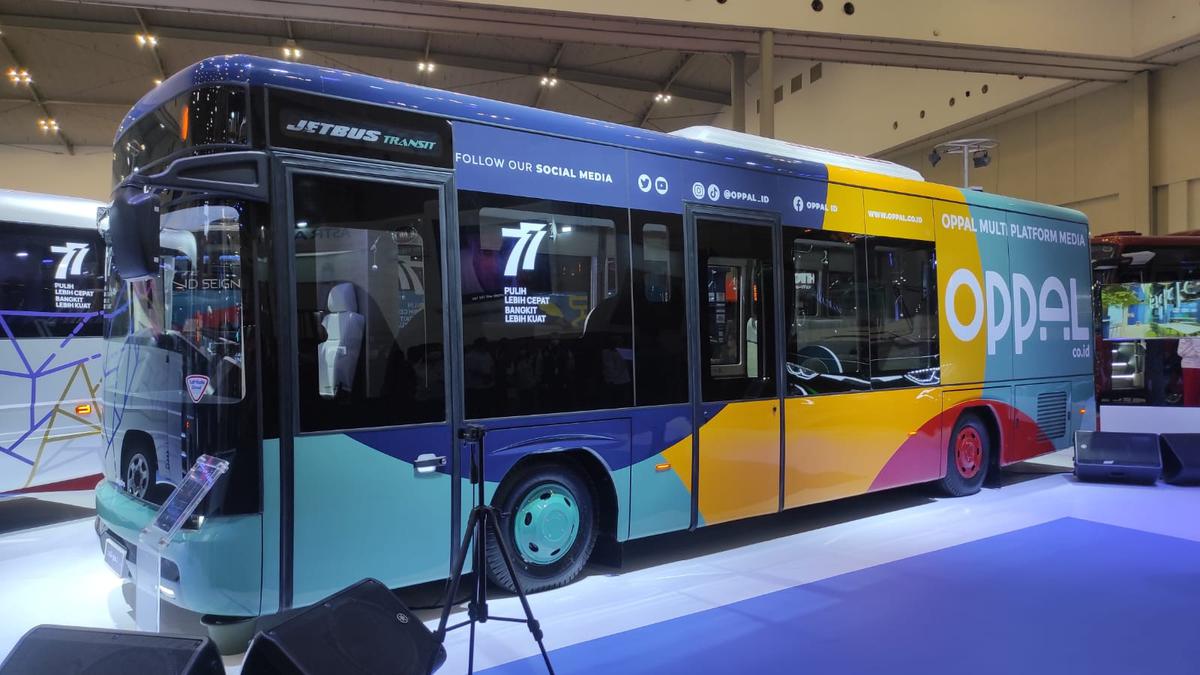 Canggih, Bus Milik Oppal Ini Disulap Jadi Studio Podcast Berjalan ...
