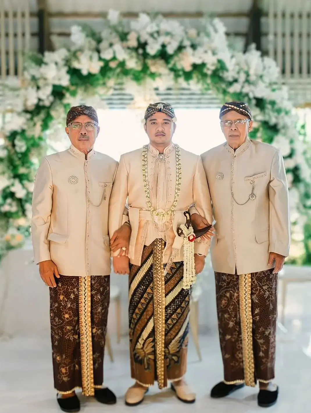 10 Potret Pernikahan Roby Geisha dengan Hanna Hanifah, Maskawin Perhiasan Emas dan Liontin ...