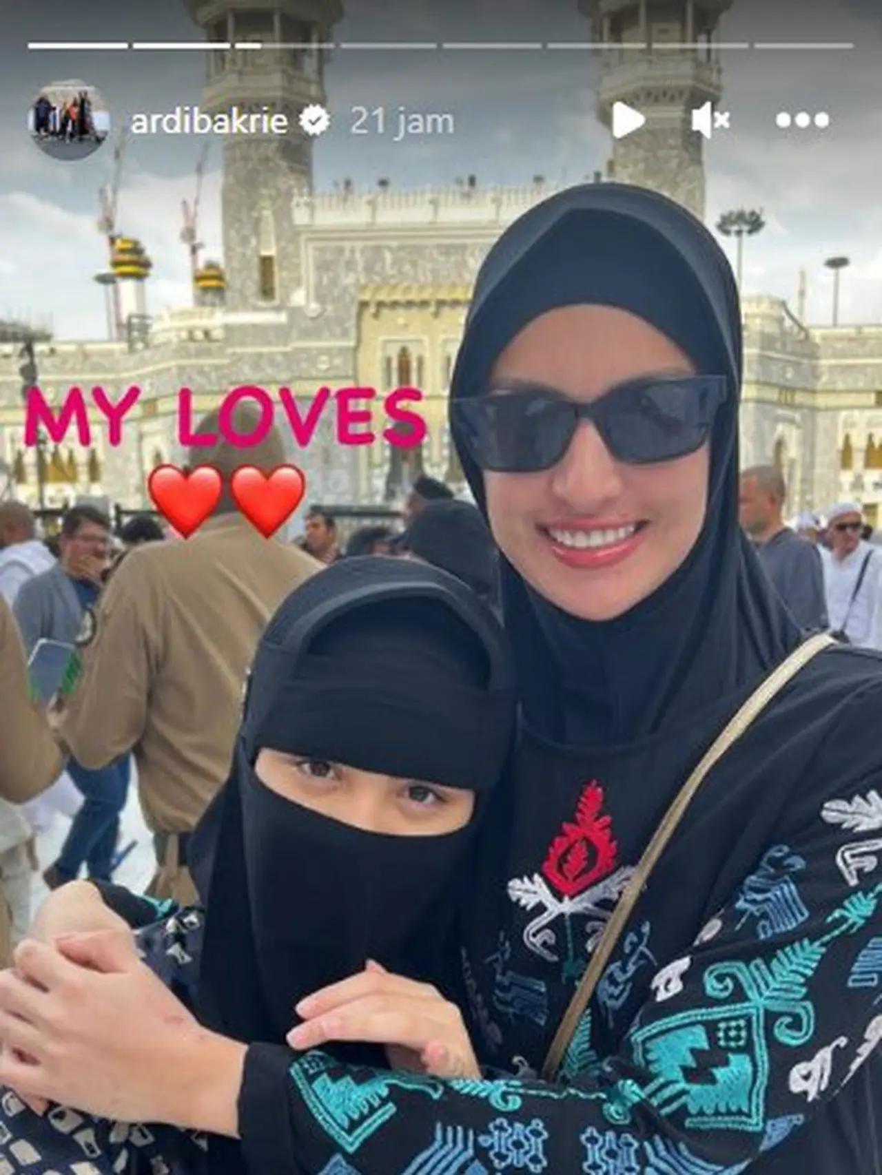6 Potret Mikhayla Anak Nia Ramadhani Jalani Umrah, Menawan Pakai Hijab dan Cadar - Hot Liputan6.com