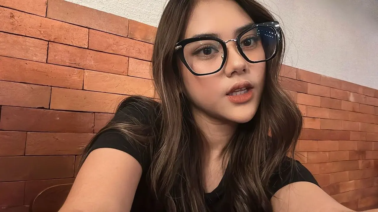 Potret Ziva Magnolya Bergaya Nerdy dengan Kacamata Besar, Panen Pujian - Entertainment Fimela.com