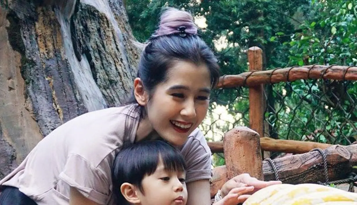 Potret Liburan Keluarga Kecil Ardina Rasti dan Arie Andika, Mama ...
