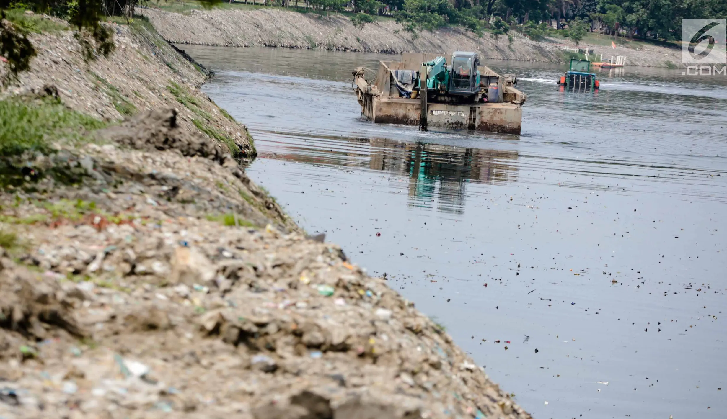 FOTO: Cegah Pendangkalan, Alat Berat Keruk Sampah Waduk Pluit - Foto ...
