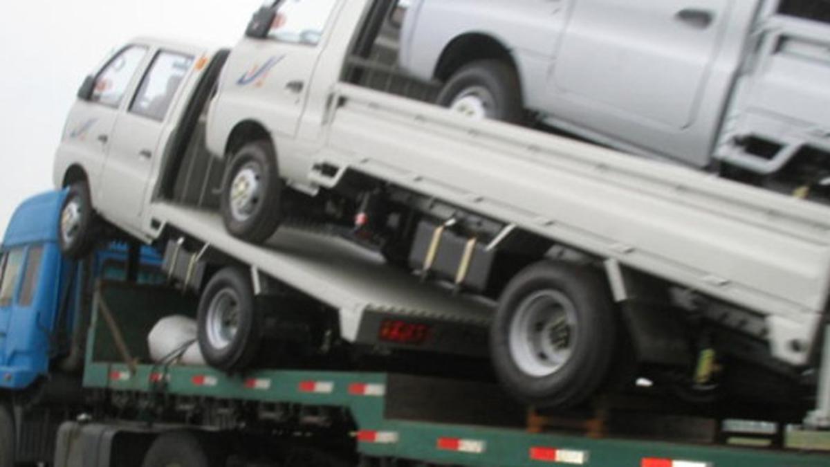 Aksi Nekat Sopir Truk Angkut 9 Pickup - Berita Otosia.com