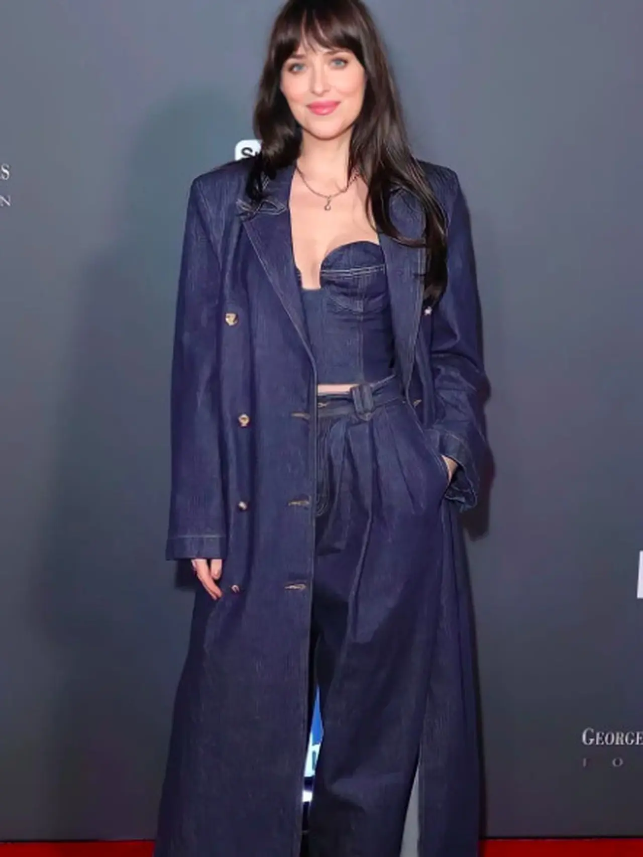 7 Potret Cantik dan Memesona Dakota Johnson, Pacar Vokalis Coldplay ...