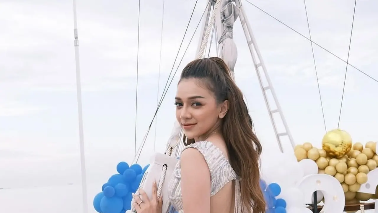 7 Potret Aca Husna Berharap Bertemu Istri Renaga Tahier, Bantah Jadi Pelakor - Hot Liputan6.com