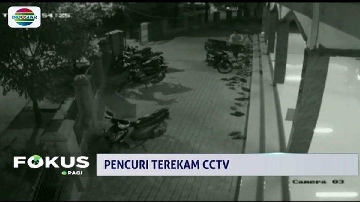Detik-Detik Aksi Pencuri Motor di Bekasi Terekam CCTV Masjid - News Liputan6.com