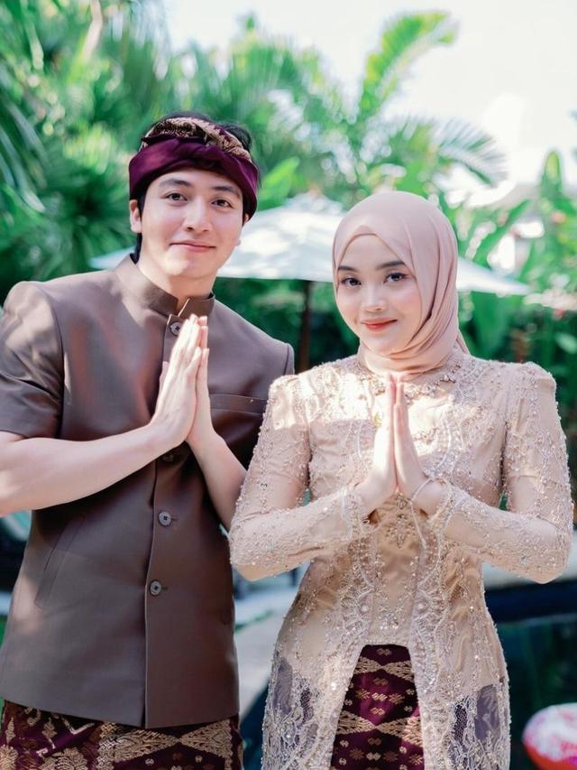 7 Potret Jeffry Reksa dan Putri Delina yang Berhijab Pakai Baju Adat ...