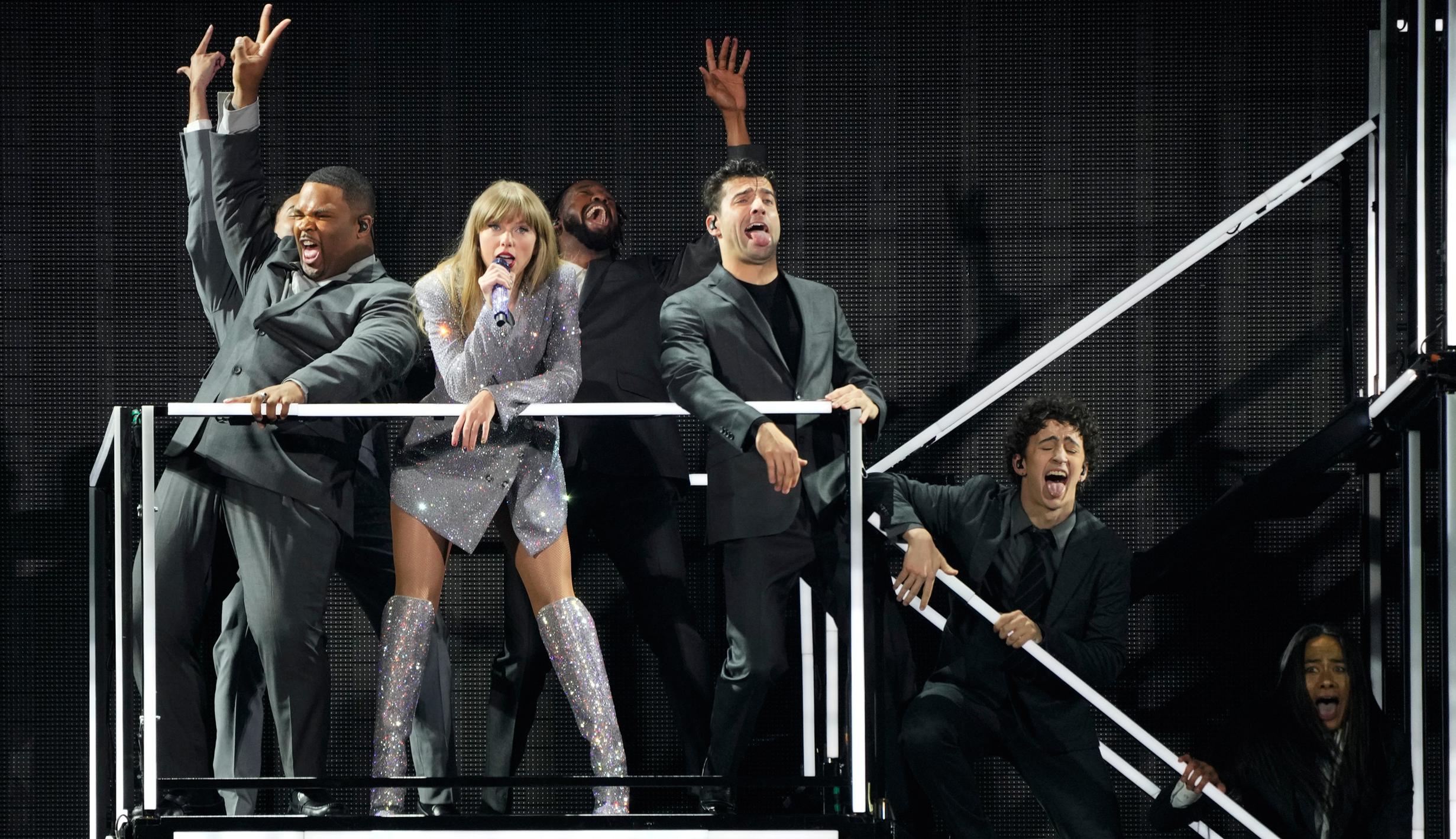 Taylor Swift Tampil Memukau Saat Awali The Eras Tour di State Farm Stadium