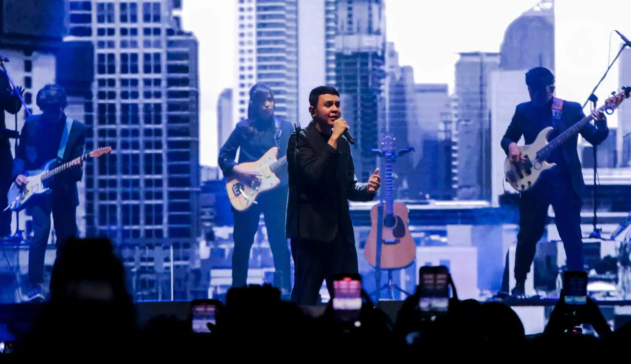 Penampilan Tulus di Konser Penutup Tur Manusia 2023 Jakarta - Foto ...