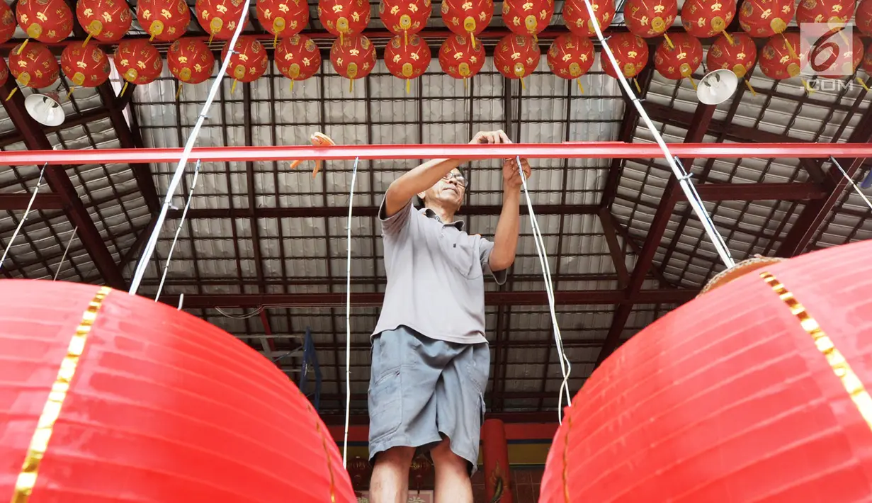 FOTO: Jelang Imlek, Vihara Kwan In Thang Pondok Cabe Dihiasi Ratusan ...
