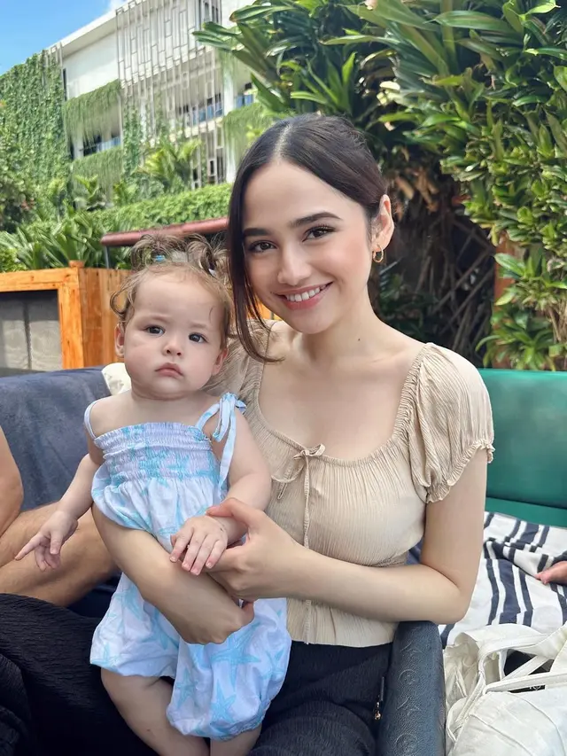 Momen Syifa Hadju Pangku Kamari Bayi Bule Jennifer Coppen yang Lucu, Sama-sama Cantik ...