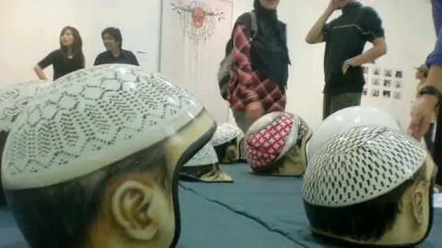 6 Potret Helm Bermuka Dua Ini Bikin Kaget Pengendara Lain, Mirip Manusia