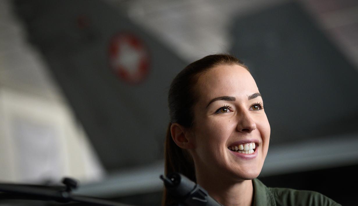 FOTO: Mengenal Fanny Chollet, Pilot Jet Tempur Cantik Asal Swiss - Foto ...