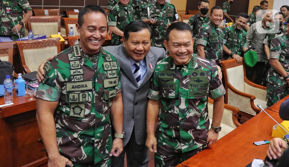 Momen Prabowo Rangkul Jenderal Dudung dan Panglima TNI Andika Perkasa di Hadapan Komisi I DPR ...