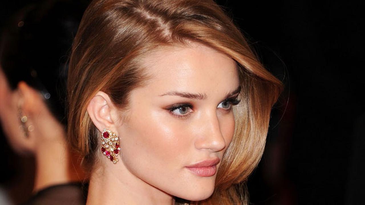 Seksinya Rosie Huntington-Whiteley Jadi Model Underwear
