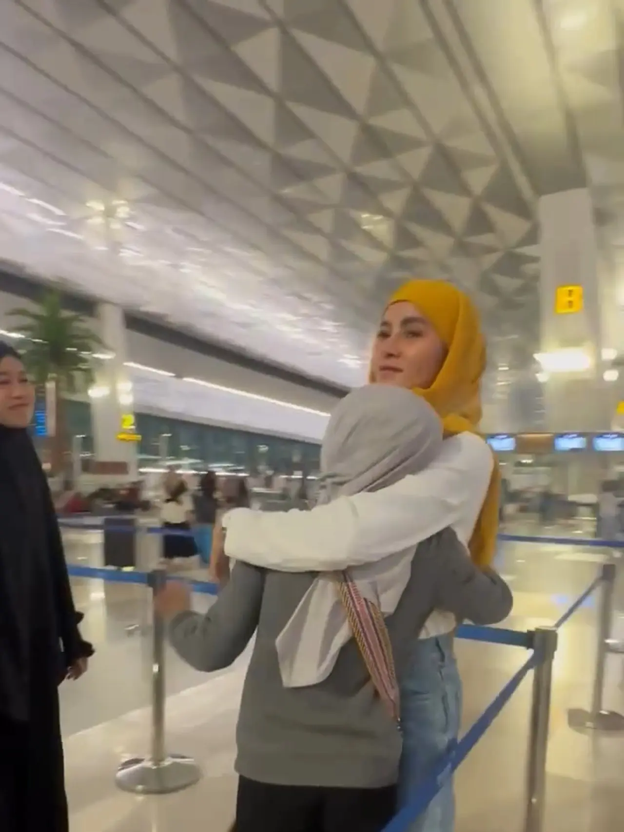 6 Potret Olla Ramlan dan Aufar Hutapea Antar Anak-Anak OTW Liburan ke ...