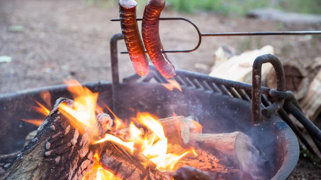15 Makanan Lezat dan Mewah yang Dimasak di Api Unggun Saat Kemping ...