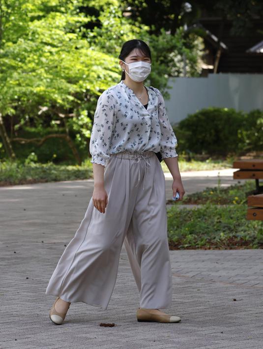 Gaya Putri Aiko dari Jepang saat Kembali ke Kampus, Tampil Kenakan ...