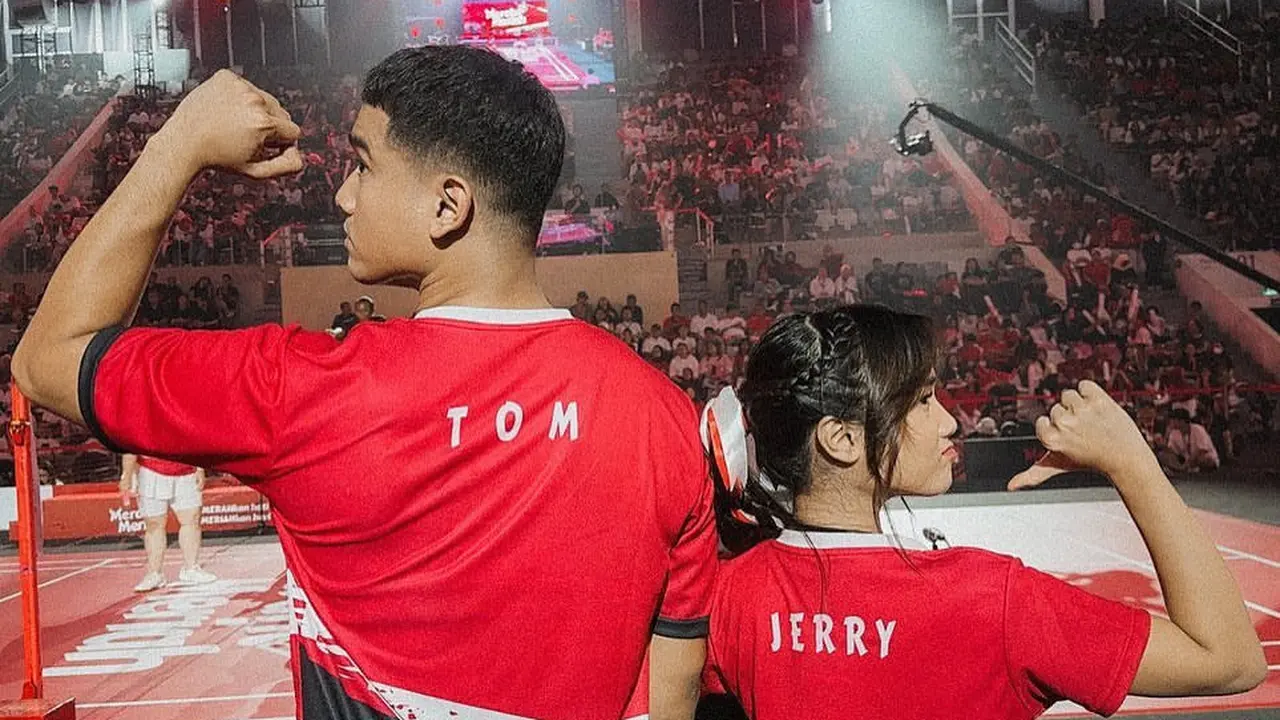 7 Potret Kompaknya Fuji dan Fadly Faisal Tampil Satu Tim Main Badminton ...