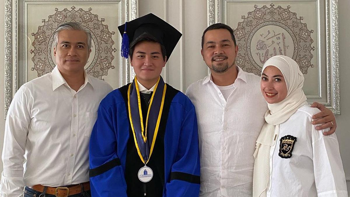Annisa Trihapsari dan Adjie Pangestu Kompak Dampingi Anak Wisuda - Photo Fimela.com